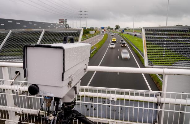 Germania introduce sistemul MONOcam – detectorul de şoferi care nu ...