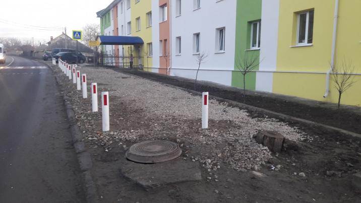 Parcarea din fața Școlii de Arte, lichidată. Au fost instalate ...