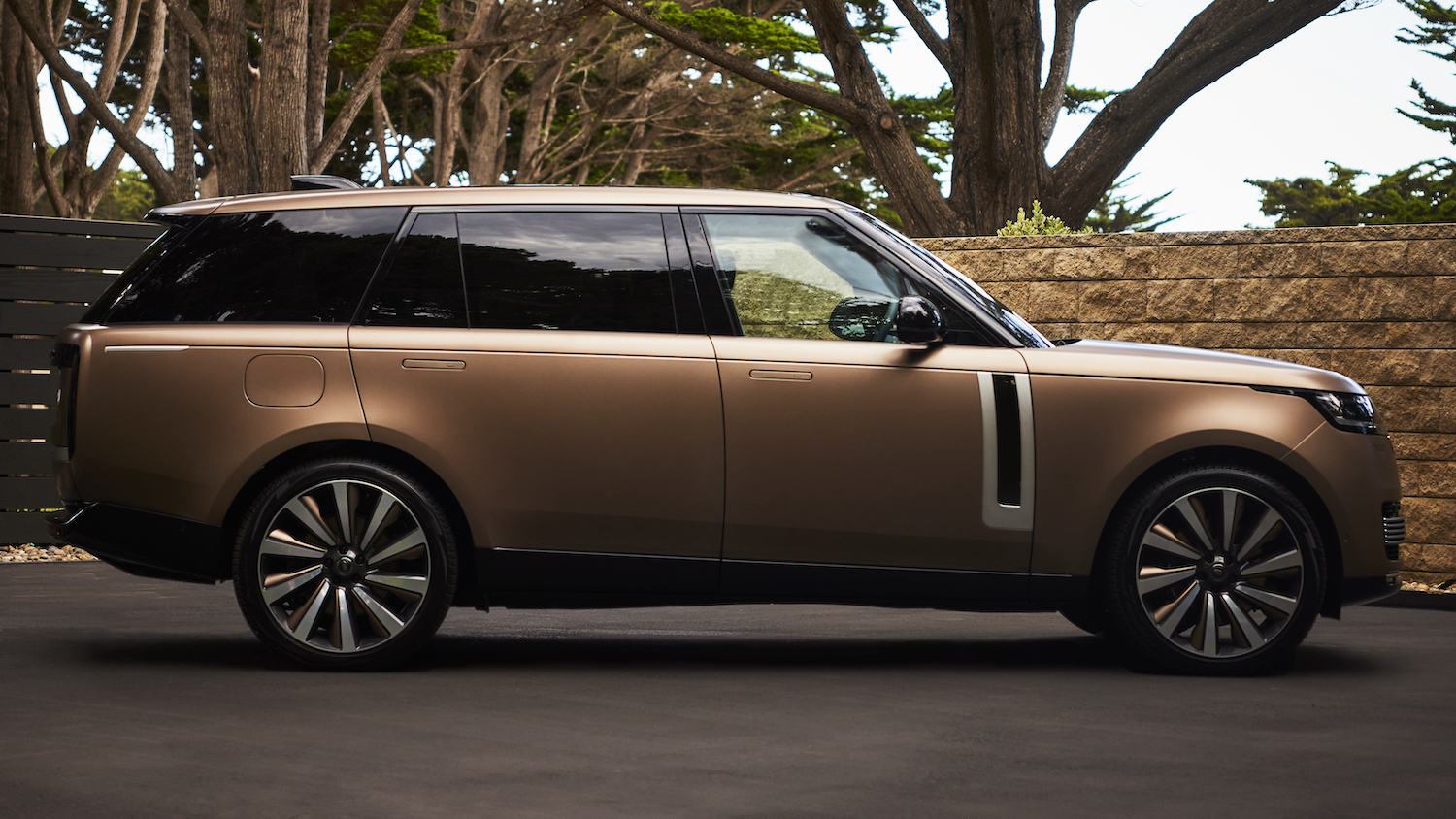TV8.md - Premieră la Pebble Beach: Noul Range Rover SV Carmel Edition ...