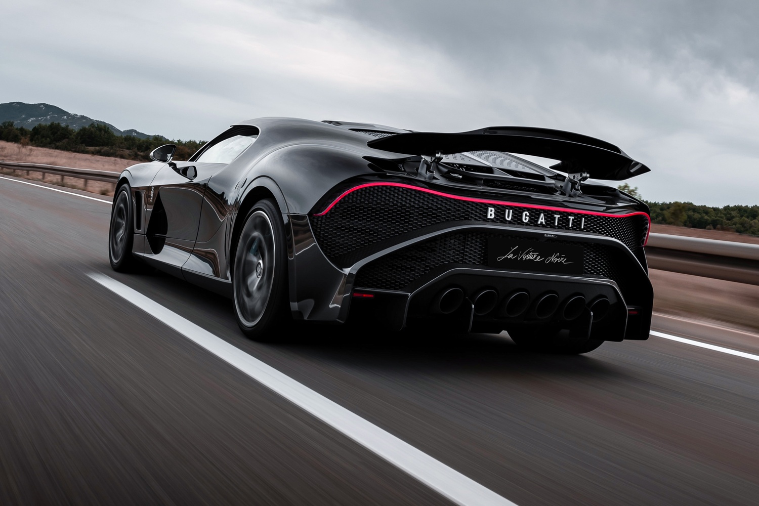 TV8.md - Norocos! Unui vlogger i s-a dat să conducă unicul Bugatti La Voiture Noire de aproape ...