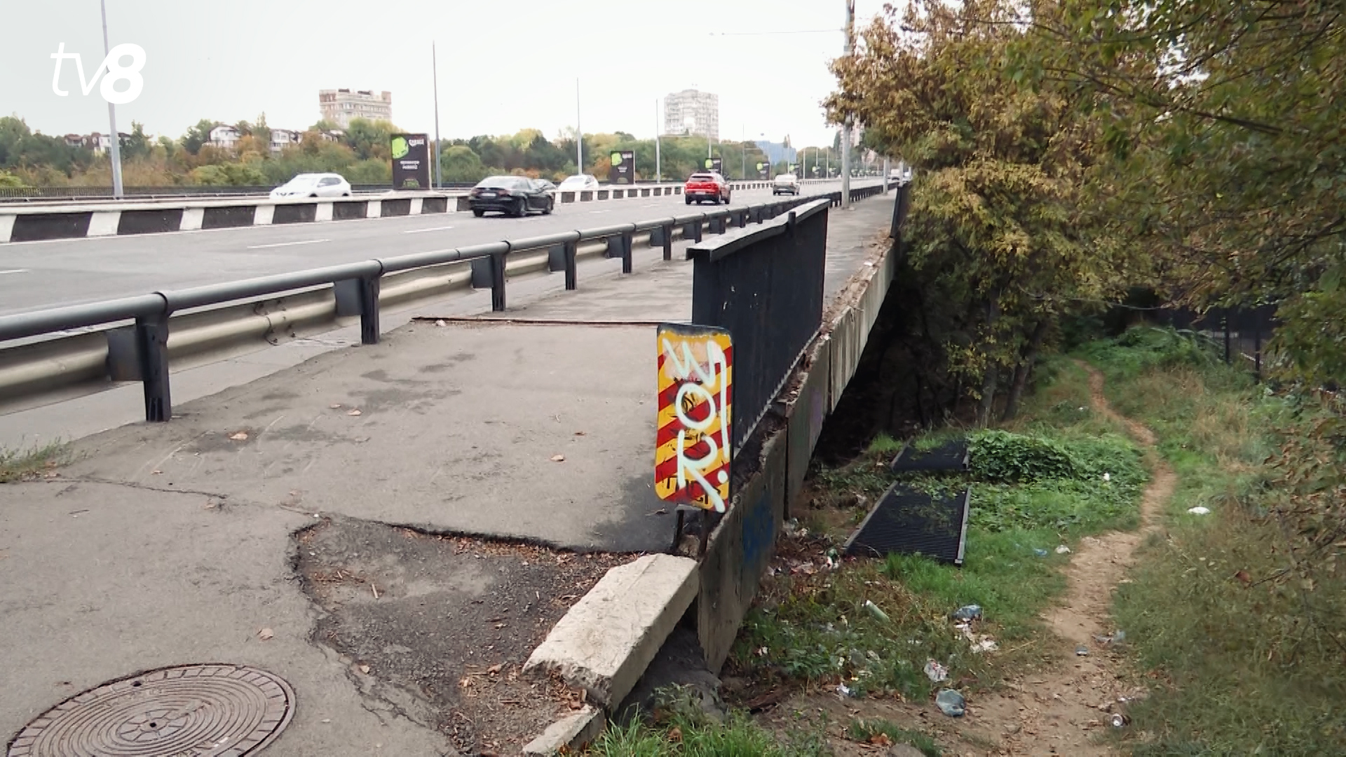 TV8.md - O porțiune a gardului de pe viaductul care leagă sectoarele ...