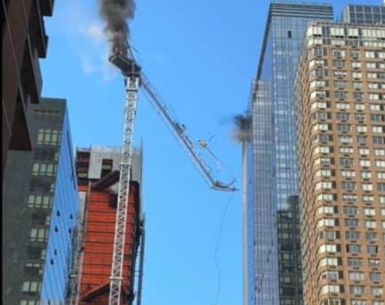 TV8.md - Momentul în care o macara a luat foc și s-a prăbușit din ...