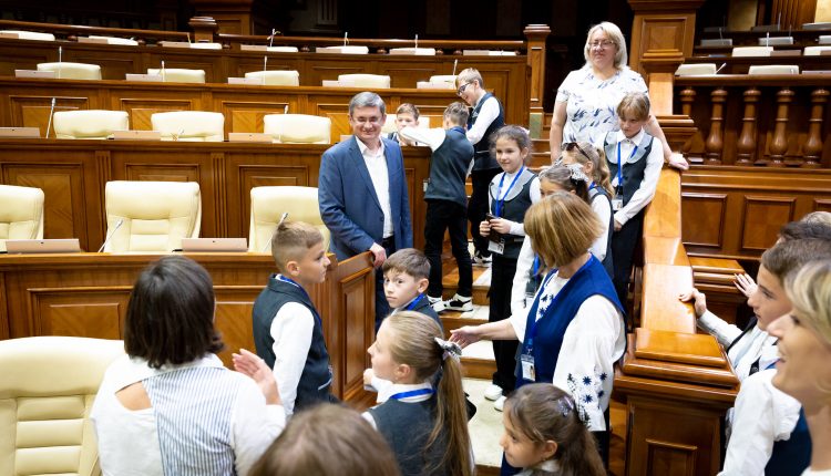 TV8.md - Expoziție, emoții de neuitat și copii curioși la Parlament ...