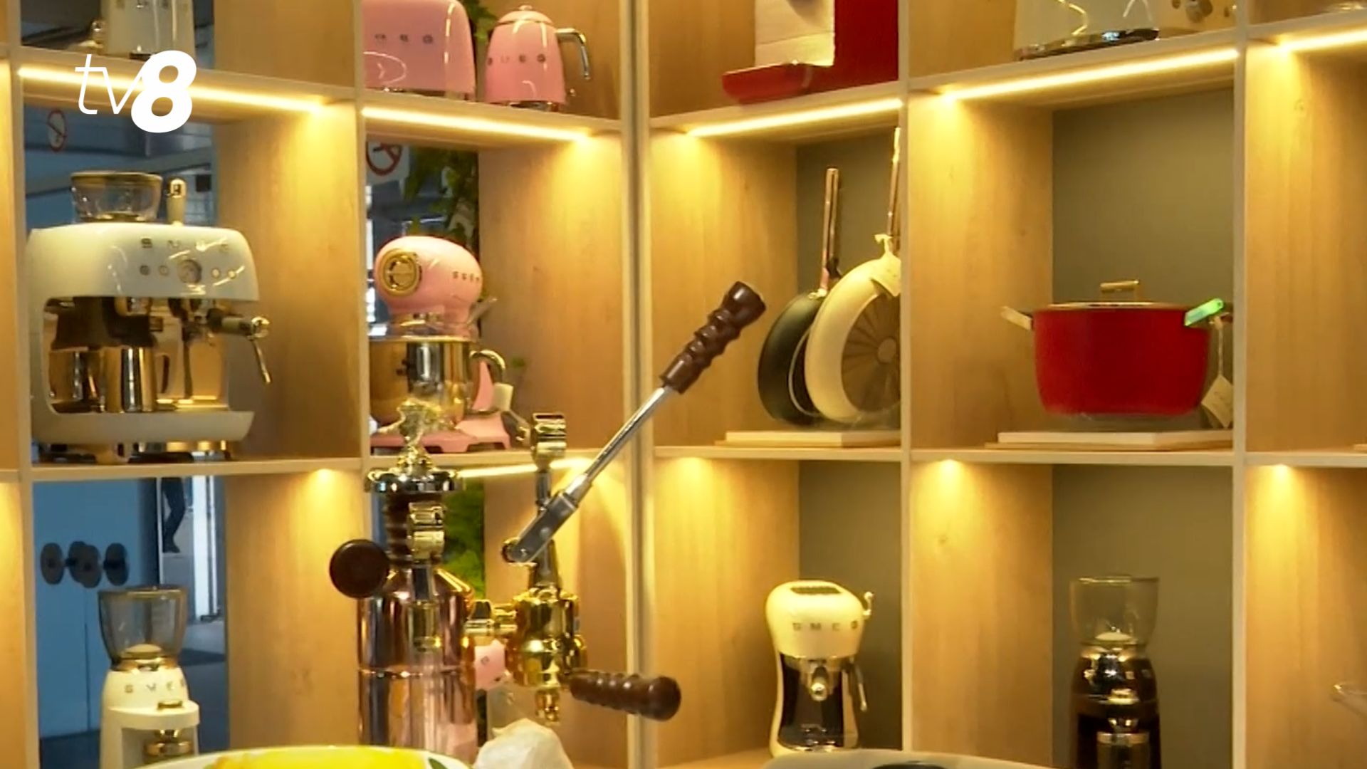 TV8.md - /VIDEO/ Canapele care se manevrează singure și electrocasnice ...