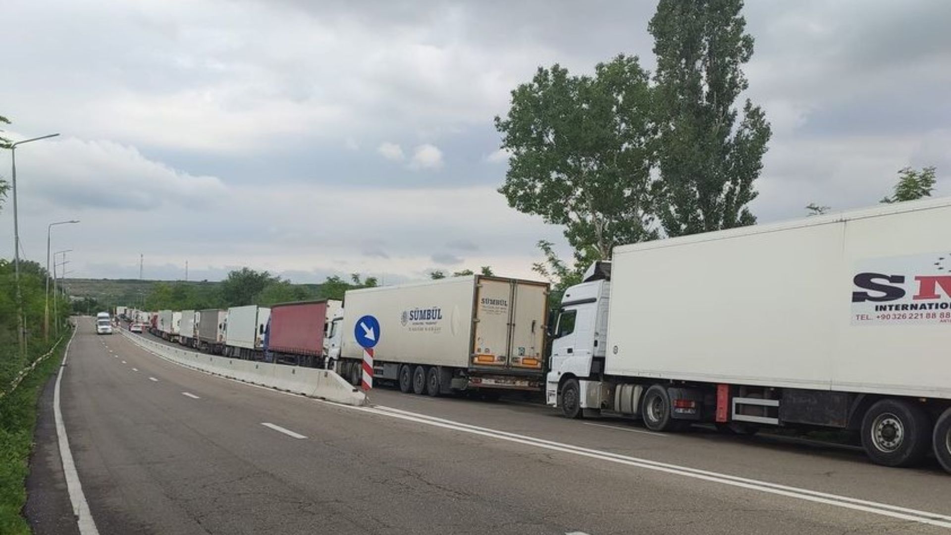 TV8.md - /VIDEO/ Zile în șir la vamă pentru tiruri: Transportatorii se ...