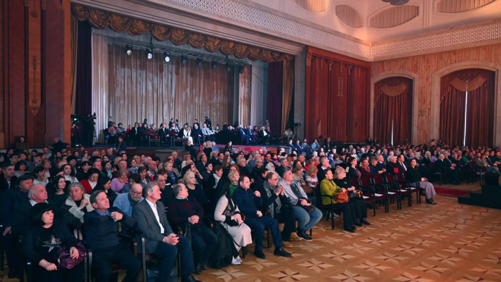 TV8.md - /FOTO/ Noi cetățeni de onoare în Chișinău: Frații Advahov se ...