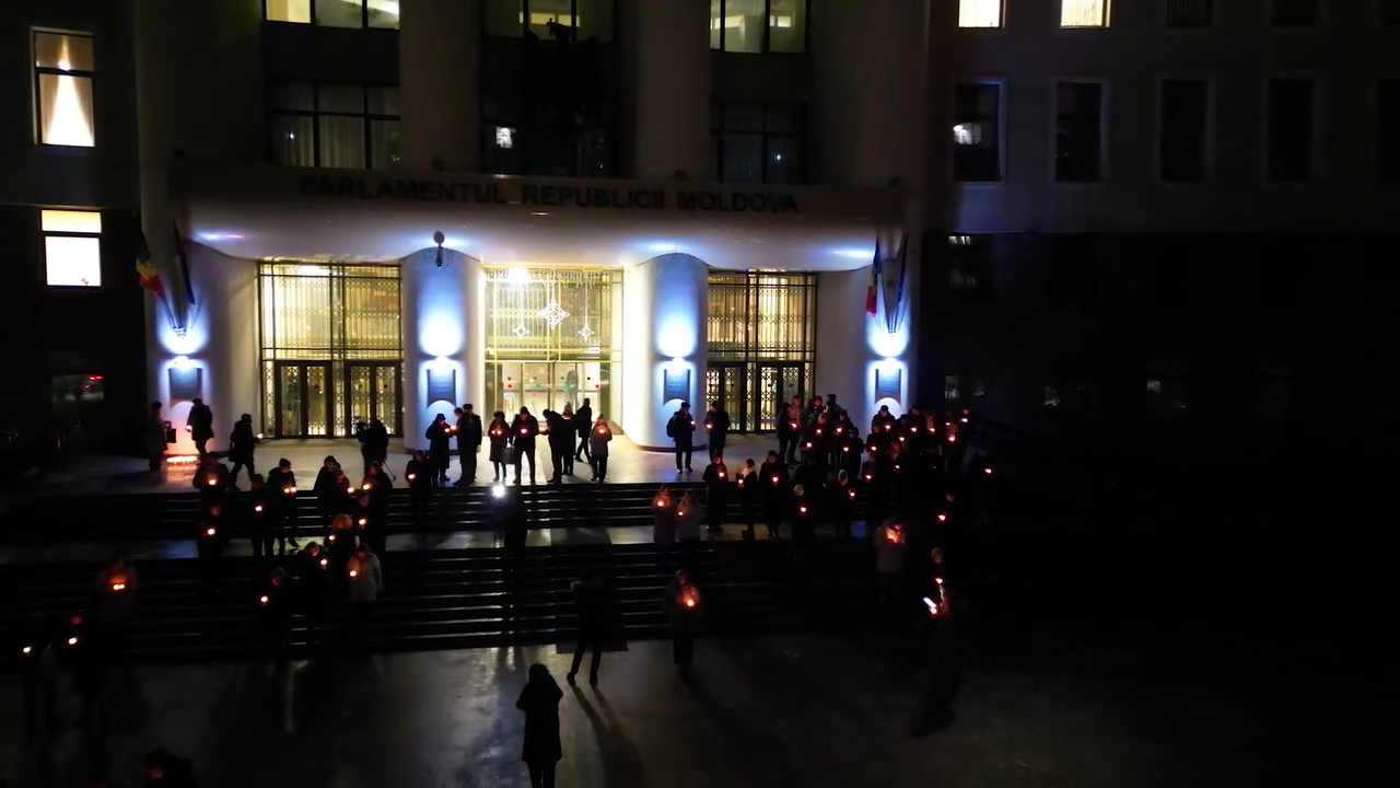 TV8.md - /VIDEO/ Igor Grosu și colegii săi, cu lumânările în mâini în ...