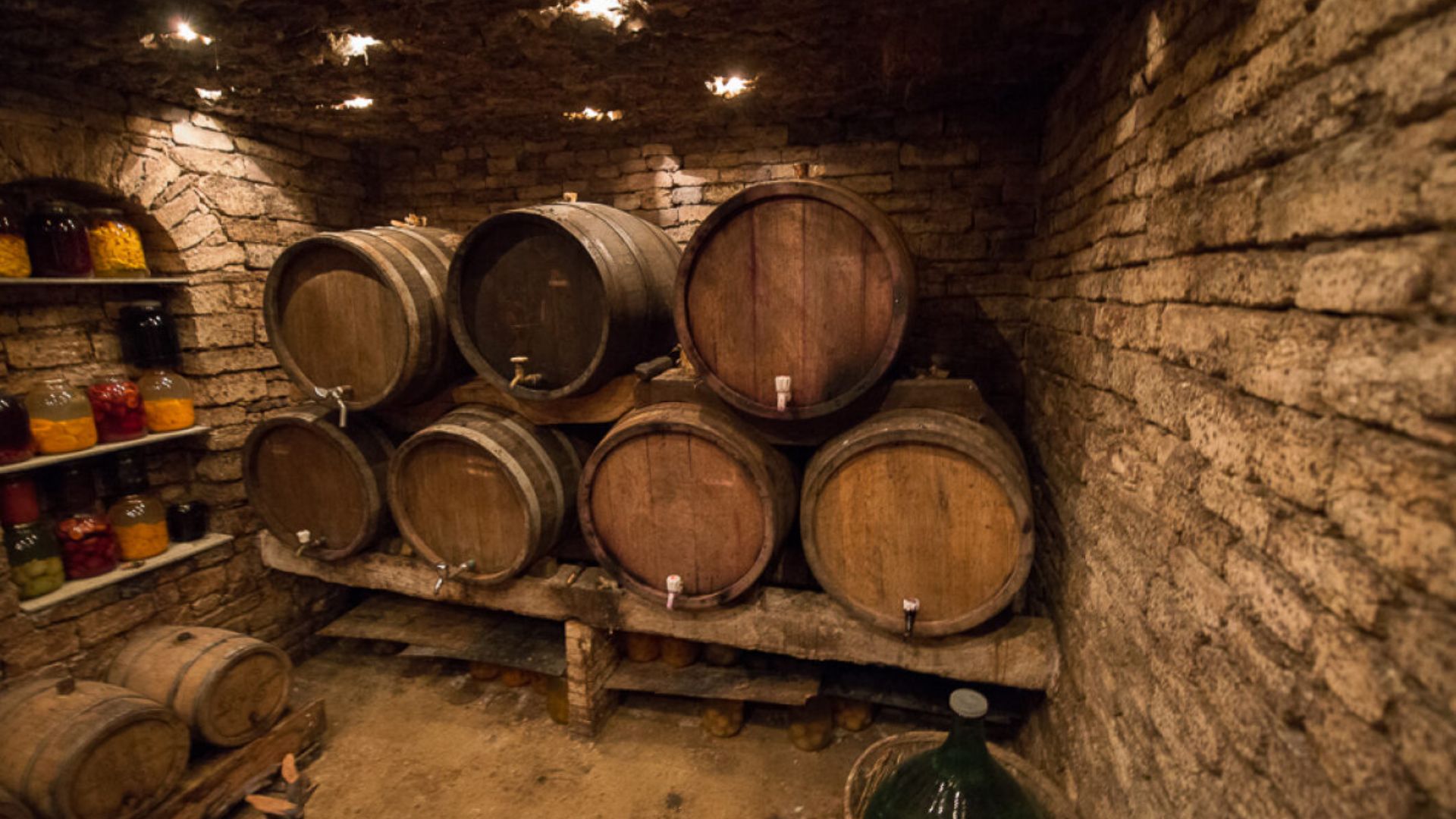 TV8.md - Foc în beci: Un bărbat a stropit podeaua cu benzină, după ce ...