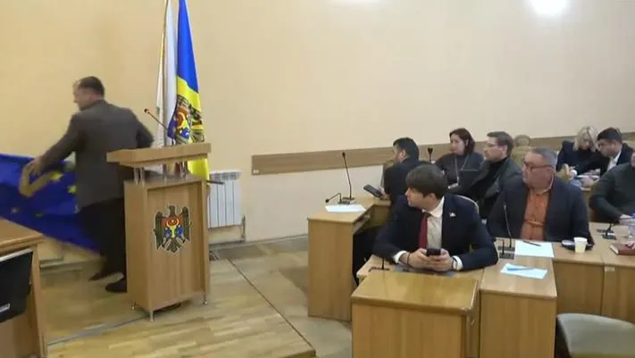 TV8.md - /VIDEO/ Drapelul UE, aruncat pe jos la ședința CMC: Cine e ...