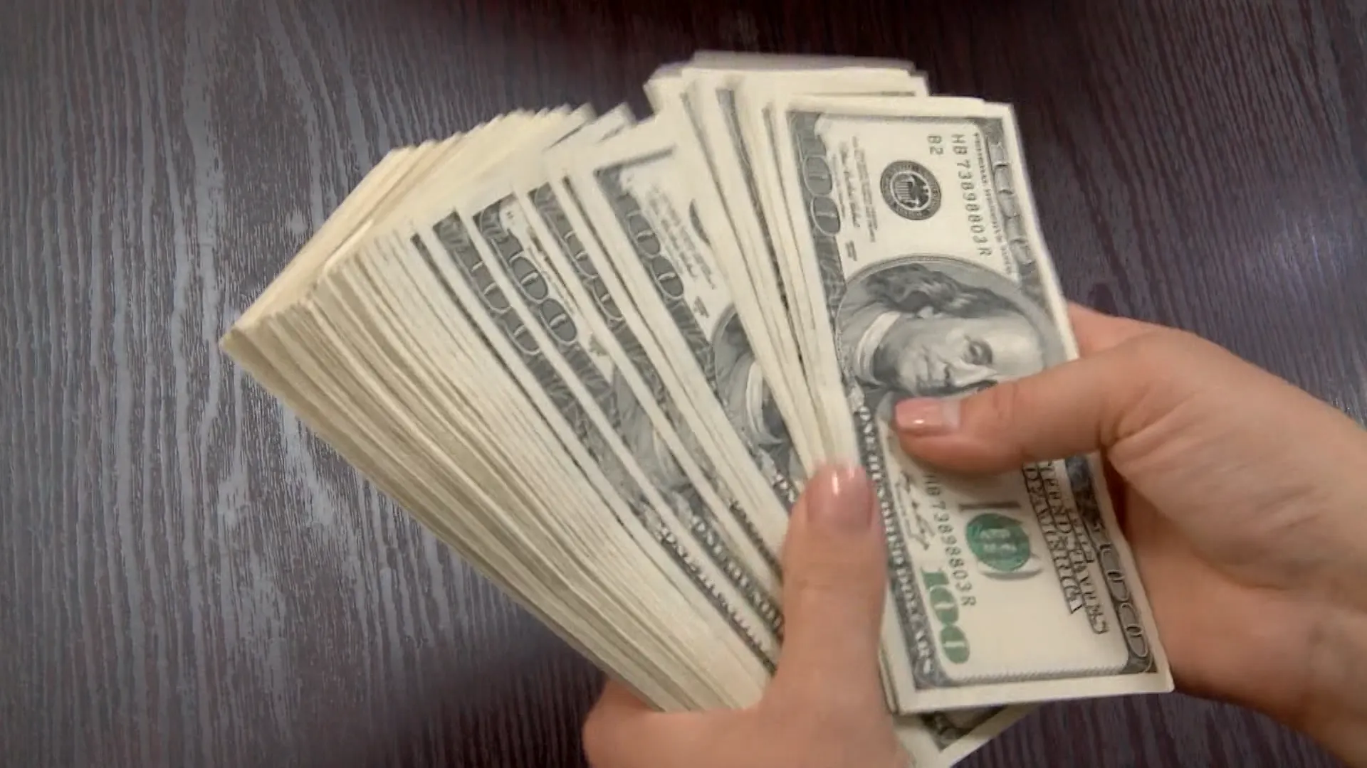 TV8.md - /VIDEO/ Curs valutar: Dolarul costă peste 18 lei, iar Bitcoinul bate un record ...