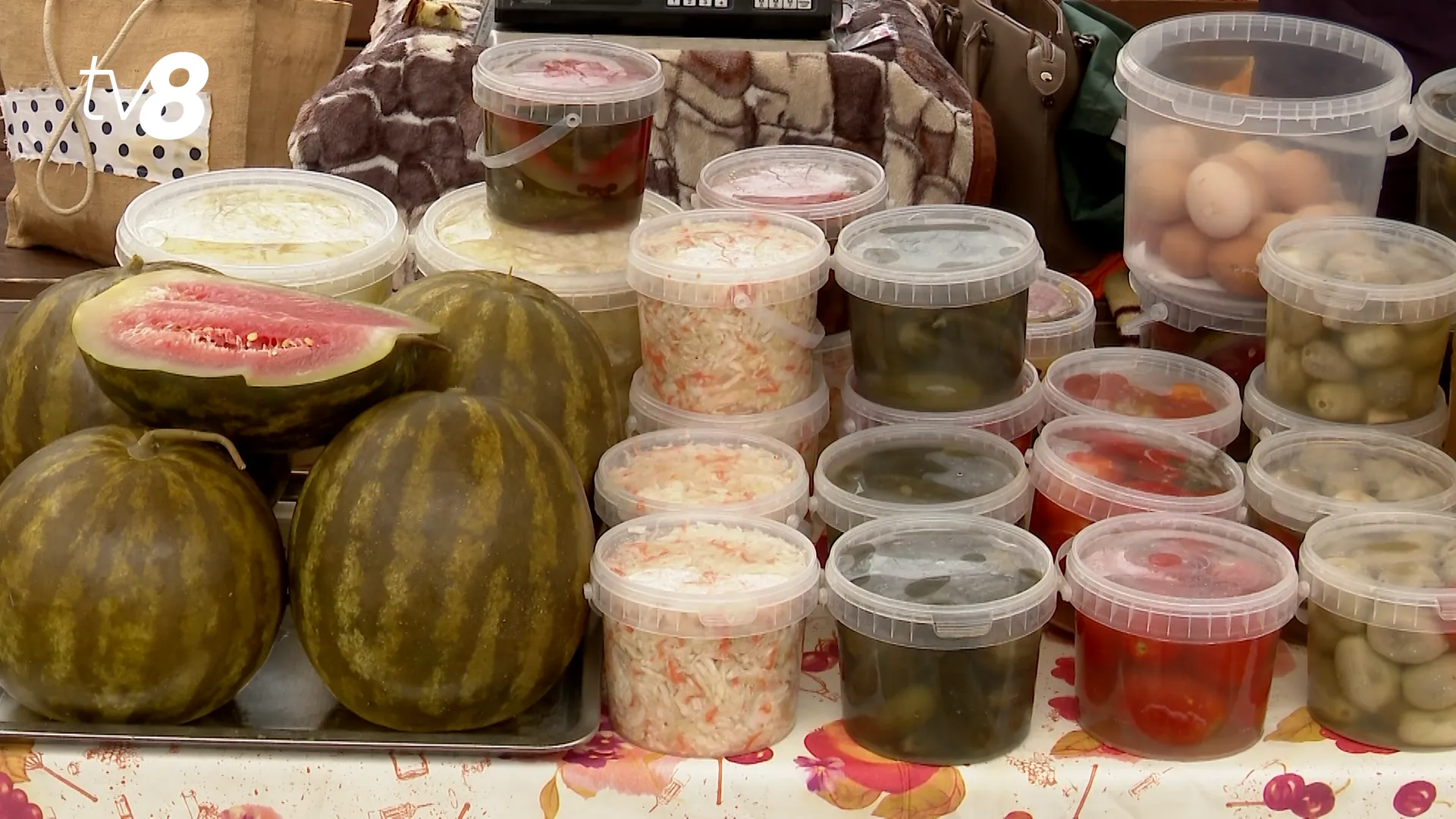 TV8.md - /VIDEO/ Mezeluri de casă, pâine coaptă sau conserve din beci: Târgul din centrul ...