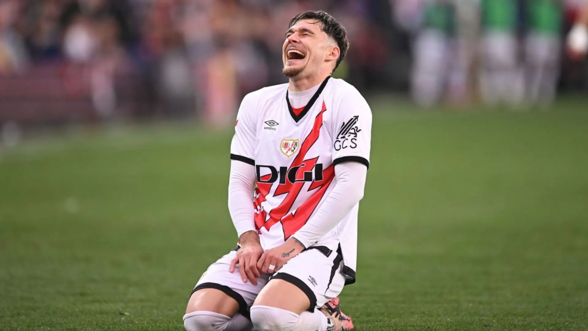 TV8.md - Cel mai în formă fotbalist român: Andrei Rațiu este curtat de FC Barcelona