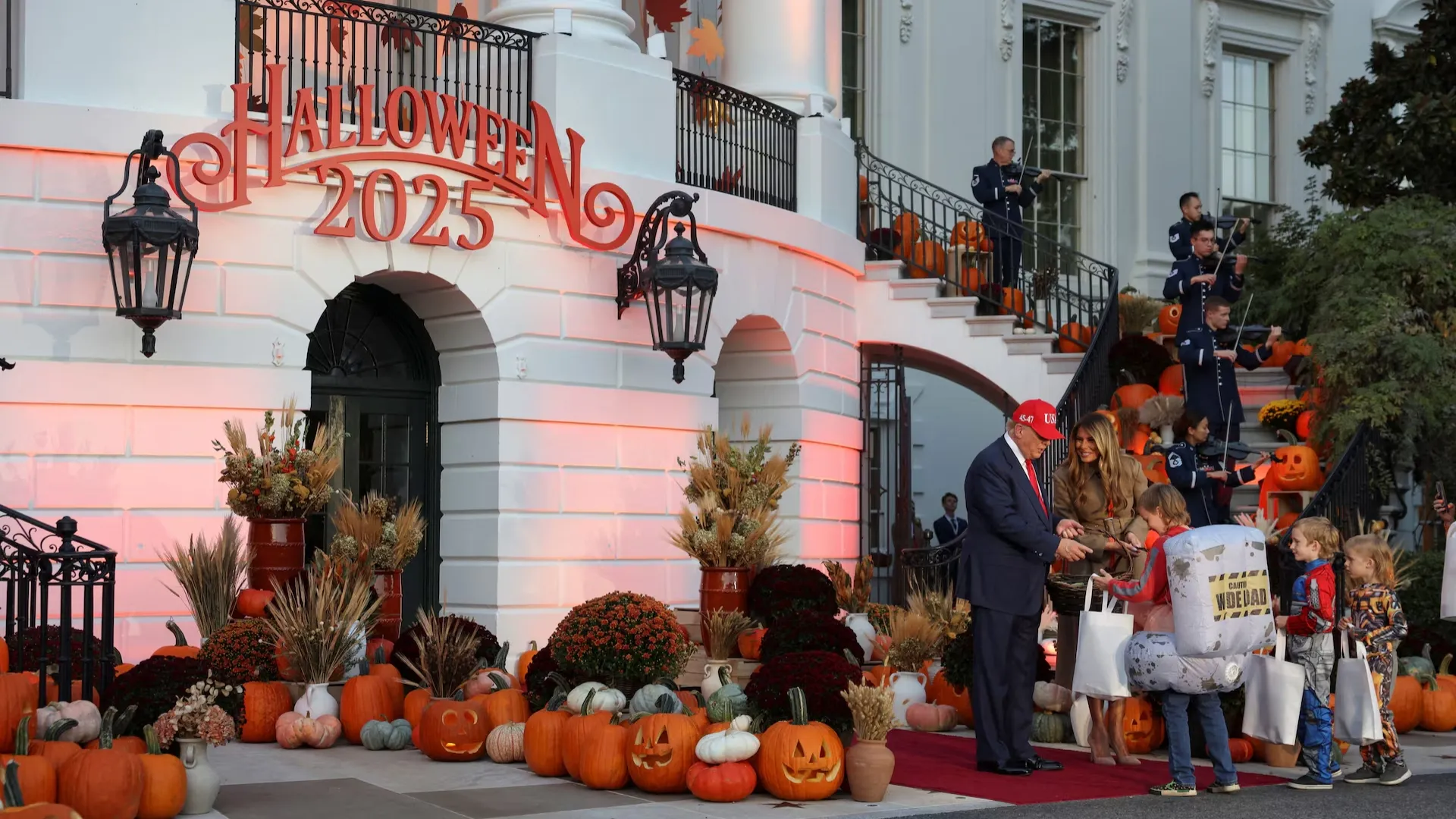 TV8.md - /VIDEO/ Halloween la Casa Albă: Melania și Donald Trump au ...